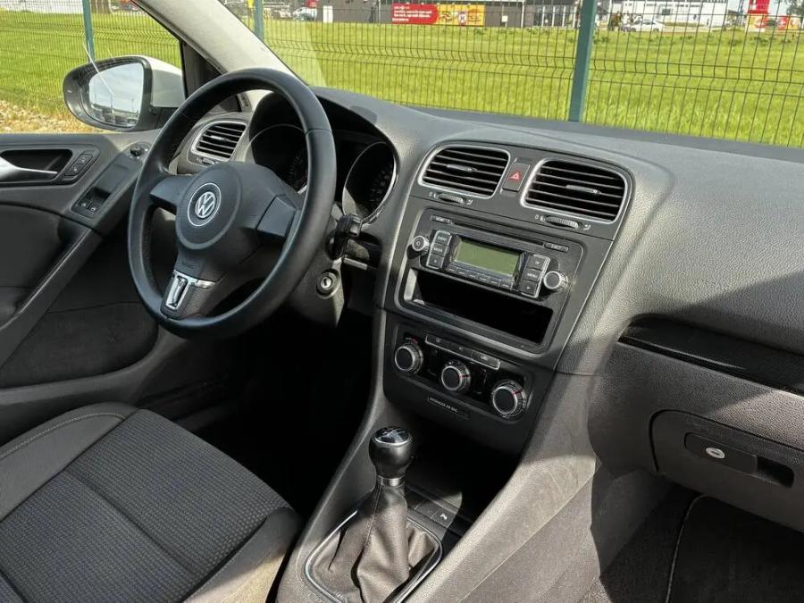 White Volkswagen Golf 2009 in Saldus, with an engine capacity of 1.40 L and mileage of 225 thousand km for 4200 €, photo 17 on AUTOMOTO.COM.LV
