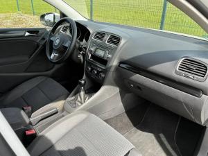 White Volkswagen Golf 2009 in Saldus, with an engine capacity of 1.40 L and mileage of 225 thousand km for 4200 €, photo 18 on AUTOMOTO.COM.LV