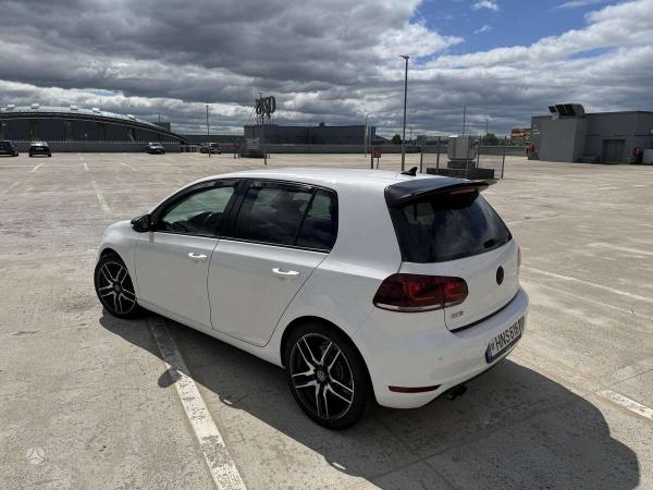 White Volkswagen Golf 2009 in Vilnius, with an engine capacity of 1.97 L and mileage of 299 thousand km for 5500 €, photo 5 on AUTOMOTO.COM.LV
