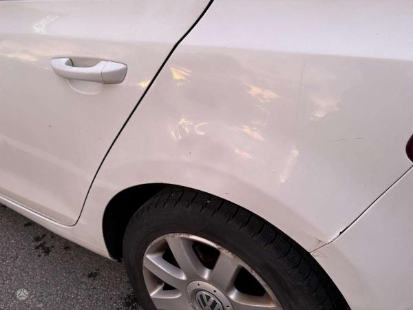 White Volkswagen Golf 2010 in Klaipeda, with an engine capacity of 1.60 L and mileage of 240 thousand km for 3333 €, photo 8 on AUTOMOTO.COM.LV