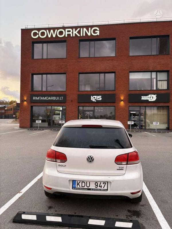 White Volkswagen Golf 2010 in Klaipeda, with an engine capacity of 1.60 L and mileage of 240 thousand km for 3333 €, photo 10 on AUTOMOTO.COM.LV