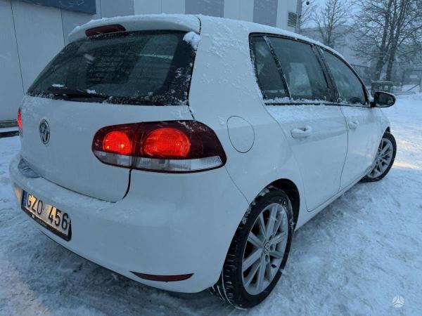 White Volkswagen Golf 2010 in Kaunas, with an engine capacity of 1.60 L and mileage of 332 thousand km for 5000 €, photo 4 on AUTOMOTO.COM.LV