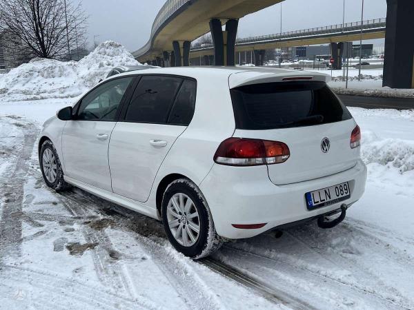 White Volkswagen Golf 2010 in Klaipeda, with an engine capacity of 1.60 L and mileage of 284 thousand km for 3500 €, photo 7 on AUTOMOTO.COM.LV