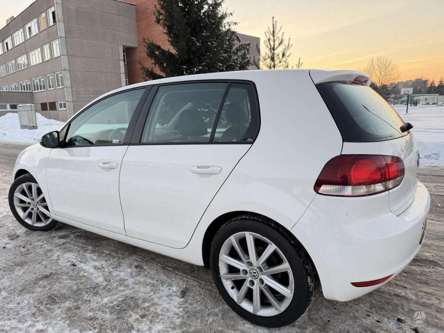 Balts Volkswagen Golf 2010 Kauņa, ar dzinēja tilpumu 1.60 L un nobraukumu 343 tūkst. km par 4950 €, foto 3 vietnē AUTOMOTO.COM.LV