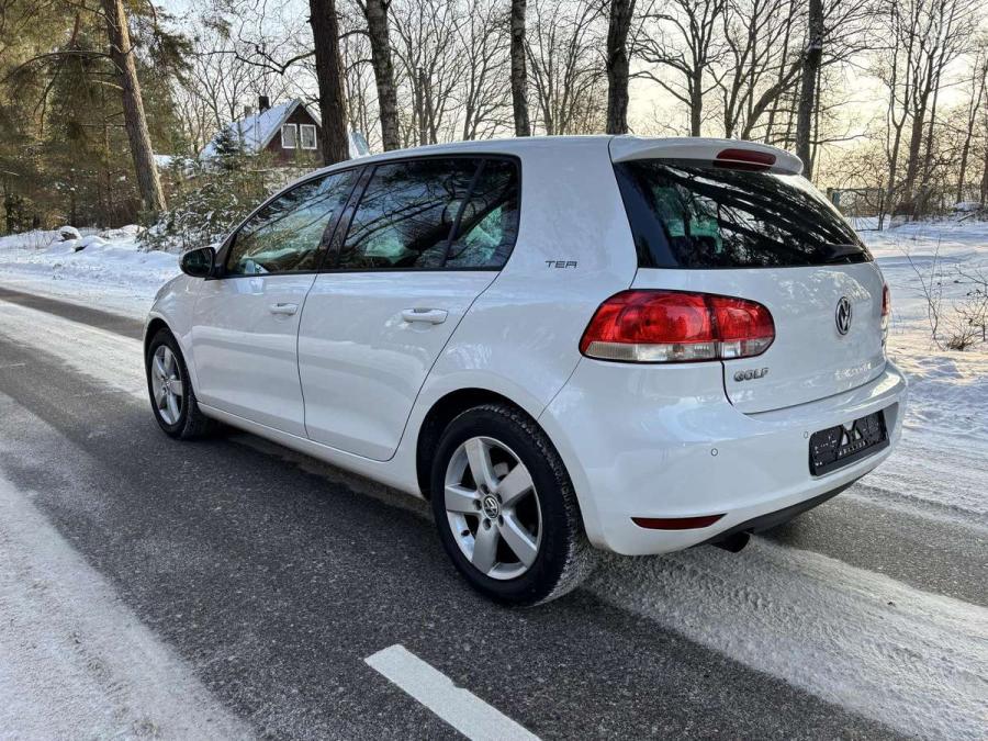 Balts Volkswagen Golf 2010 Jurbarkas, ar dzinēja tilpumu 1.60 L un nobraukumu 264 tūkst. km par 4250 €, foto 2 vietnē AUTOMOTO.COM.LV