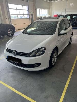 Balts Volkswagen Golf 2010 Viļņa, ar dzinēja tilpumu 1.39 L un nobraukumu 143 tūkst. km par 5450 €, foto  vietnē AUTOMOTO.COM.LV
