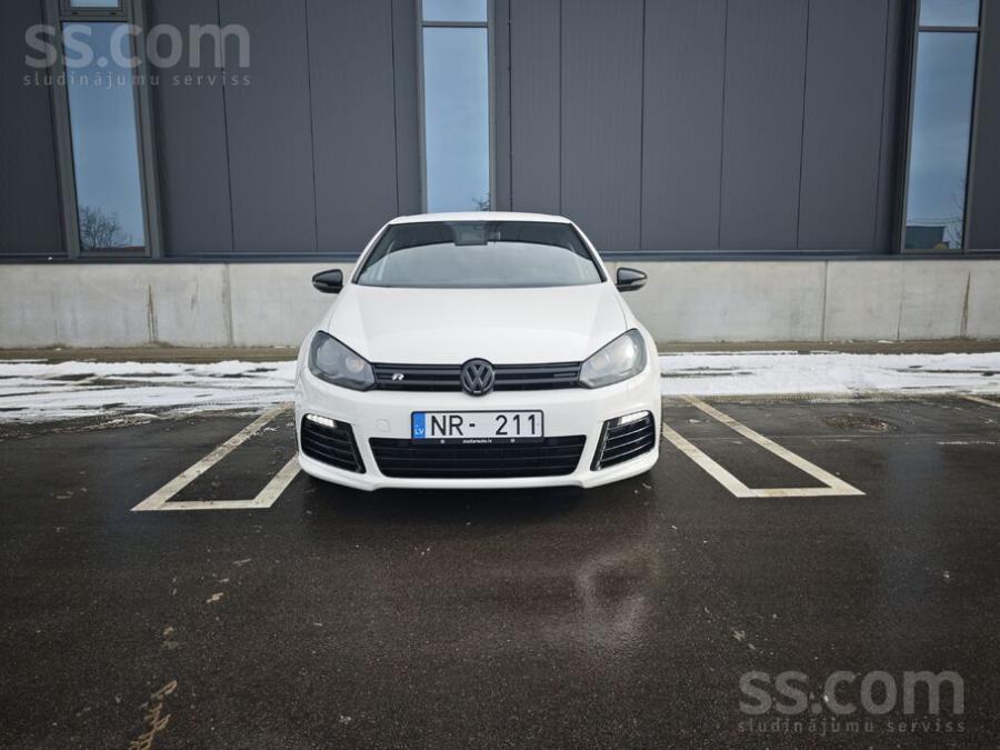 White Volkswagen Golf 2010 in Riga, with an engine capacity of 2.00 L and mileage of 260 thousand km for 12211 €, photo 3 on AUTOMOTO.COM.LV