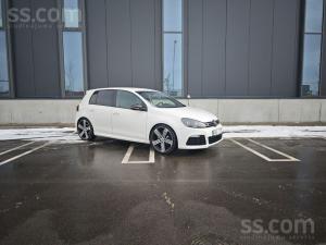 White Volkswagen Golf 2010 in Riga, with an engine capacity of 2.00 L and mileage of 260 thousand km for 12211 €, photo 4 on AUTOMOTO.COM.LV