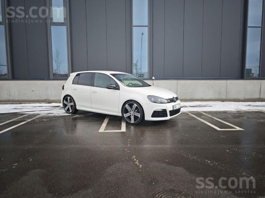 White Volkswagen Golf 2010 in Riga, with an engine capacity of 2.00 L and mileage of 260 thousand km for 12211 €, photo 4 on AUTOMOTO.COM.LV