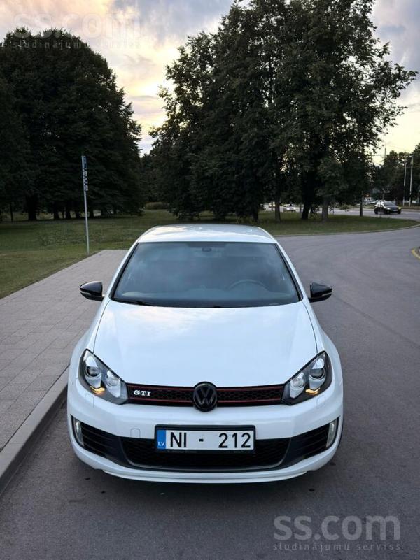 White Volkswagen Golf 2010 in Riga, with an engine capacity of 2.00 L and mileage of 246 thousand km for 9500 €, photo 4 on AUTOMOTO.COM.LV
