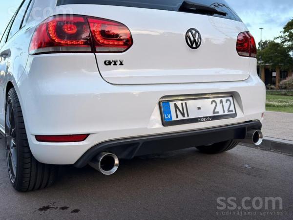 White Volkswagen Golf 2010 in Riga, with an engine capacity of 2.00 L and mileage of 246 thousand km for 9500 €, photo 8 on AUTOMOTO.COM.LV