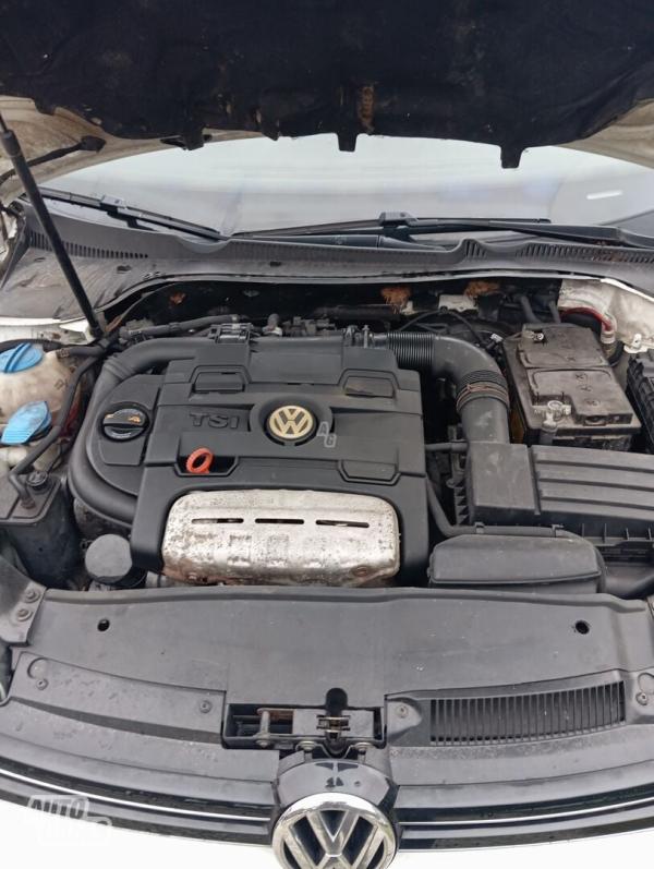 White Volkswagen Golf 2010 in Kazlu Ruda, with an engine capacity of 1.40 L and mileage of 254 thousand km for 3250 €, photo 7 on AUTOMOTO.COM.LV