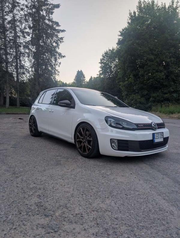 White Volkswagen Golf 2010 in Vilnius, with an engine capacity of 1.98 L and mileage of 245 thousand km for 10900 €, photo 1 on AUTOMOTO.COM.LV