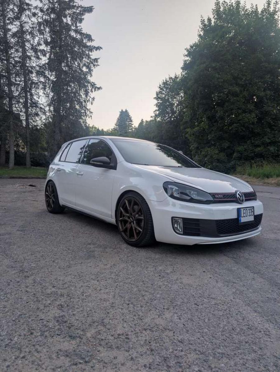 Balts Volkswagen Golf 2010 Viļņa, ar dzinēja tilpumu 1.98 L un nobraukumu 245 tūkst. km par 10900 €, foto 1 vietnē AUTOMOTO.COM.LV