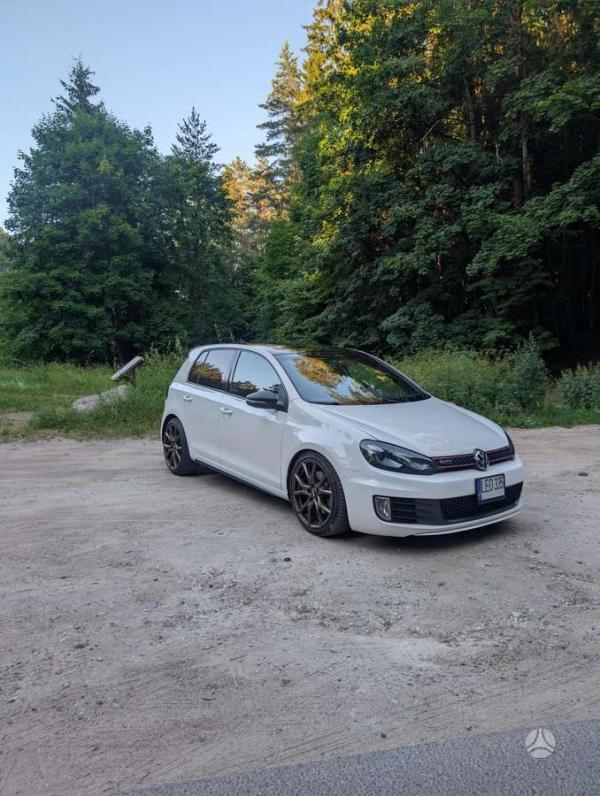 White Volkswagen Golf 2010 in Vilnius, with an engine capacity of 1.98 L and mileage of 245 thousand km for 10900 €, photo 3 on AUTOMOTO.COM.LV