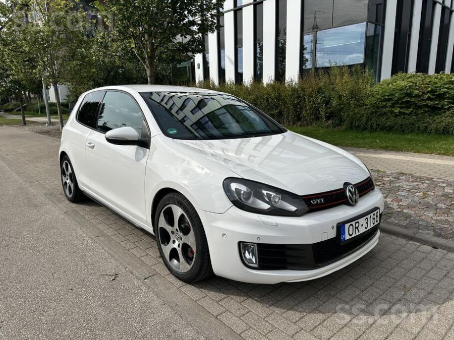 White Volkswagen Golf 2010 in Riga, with an engine capacity of 2.00 L and mileage of 243 thousand km for 7300 €, photo 4 on AUTOMOTO.COM.LV