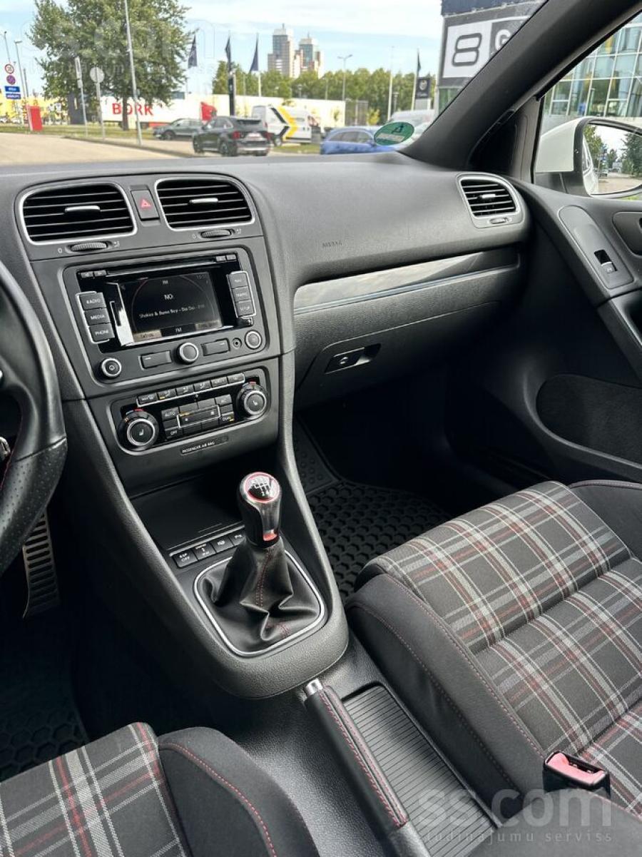 White Volkswagen Golf 2010 in Riga, with an engine capacity of 2.00 L and mileage of 243 thousand km for 7300 €, photo 6 on AUTOMOTO.COM.LV