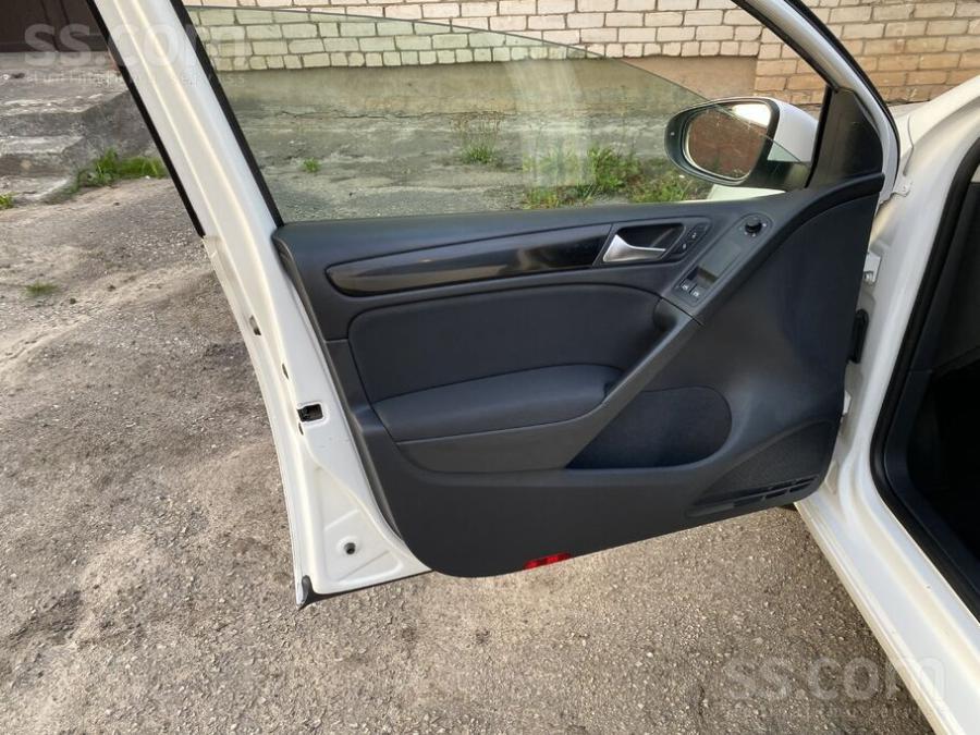 White Volkswagen Golf 2010 in Ludza, with an engine capacity of 1.60 L and mileage of 0 thousand km for 4150 €, photo 8 on AUTOMOTO.COM.LV