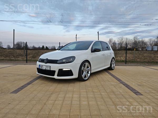 White Volkswagen Golf 2010 in Riga, with an engine capacity of 2.00 L and mileage of 263 thousand km for 14000 €, photo 1 on AUTOMOTO.COM.LV