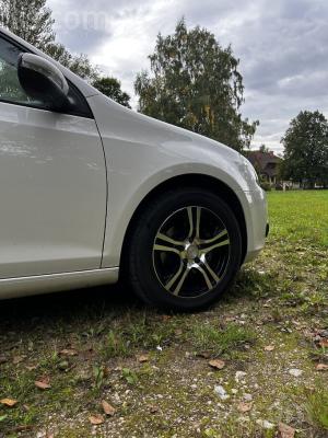 Balts Volkswagen Golf 2010 Ludza, ar dzinēja tilpumu 2.00 L un nobraukumu 297 tūkst. km par 4950 €, foto 4 vietnē AUTOMOTO.COM.LV