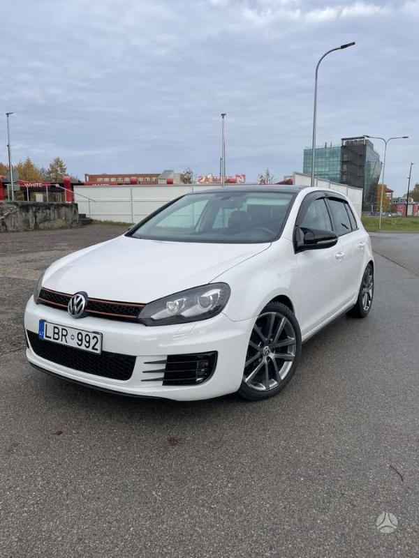 White Volkswagen Golf 2011 in Alytus, with an engine capacity of 1.60 L and mileage of 350 thousand km for 4100 €, photo 1 on AUTOMOTO.COM.LV
