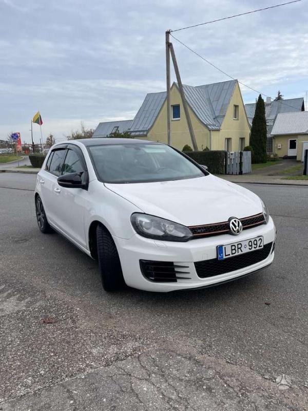 White Volkswagen Golf 2011 in Alytus, with an engine capacity of 1.60 L and mileage of 350 thousand km for 4100 €, photo 3 on AUTOMOTO.COM.LV