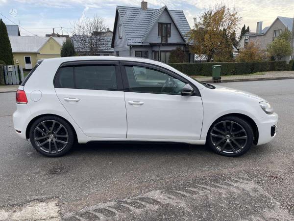 White Volkswagen Golf 2011 in Alytus, with an engine capacity of 1.60 L and mileage of 350 thousand km for 4100 €, photo 4 on AUTOMOTO.COM.LV