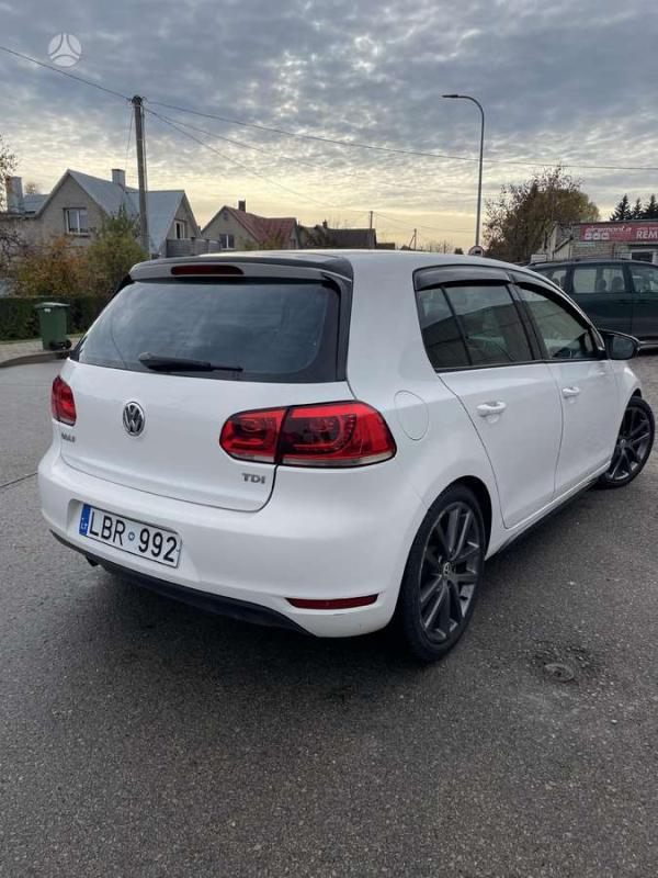 White Volkswagen Golf 2011 in Alytus, with an engine capacity of 1.60 L and mileage of 350 thousand km for 4100 €, photo 5 on AUTOMOTO.COM.LV