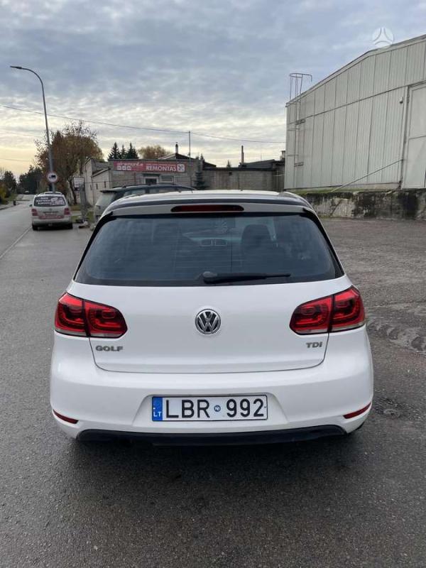 White Volkswagen Golf 2011 in Alytus, with an engine capacity of 1.60 L and mileage of 350 thousand km for 4100 €, photo 6 on AUTOMOTO.COM.LV