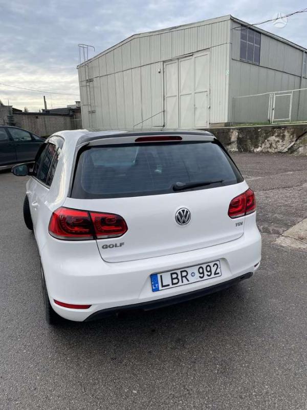 White Volkswagen Golf 2011 in Alytus, with an engine capacity of 1.60 L and mileage of 350 thousand km for 4100 €, photo 7 on AUTOMOTO.COM.LV