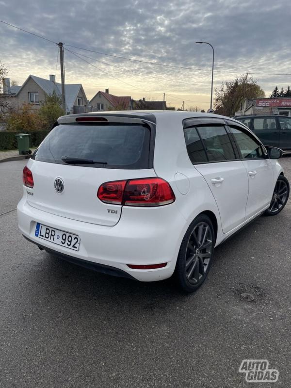 White Volkswagen Golf 2011 in Alytus, with an engine capacity of 1.60 L and mileage of 350 thousand km for 4100 €, photo 5 on AUTOMOTO.COM.LV