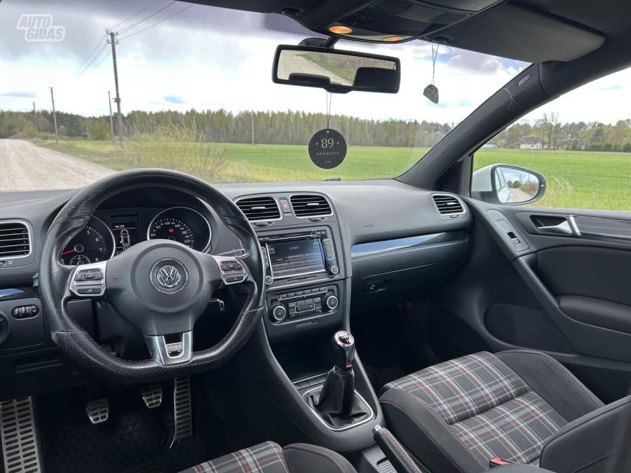 Balts Volkswagen Golf 2011 Kauņa, ar dzinēja tilpumu 2.00 L un nobraukumu 200 tūkst. km par 6700 €, foto 7 vietnē AUTOMOTO.COM.LV