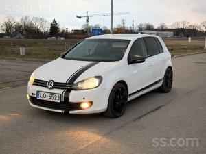 Белый Фольксваген Гольф 2011 в Рига, объемом двигателя 1.60 л и пробегом 298 тыс. км за 2600 €, фото  на AUTOMOTO.COM.LV