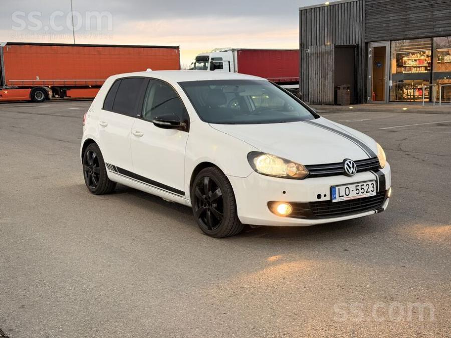 White Volkswagen Golf 2011 in Riga, with an engine capacity of 1.60 L and mileage of 298 thousand km for 2600 €, photo 3 on AUTOMOTO.COM.LV