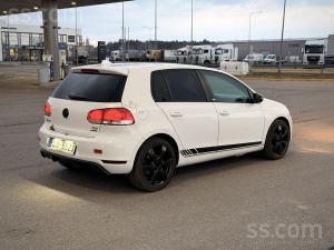 White Volkswagen Golf 2011 in Riga, with an engine capacity of 1.60 L and mileage of 298 thousand km for 2600 €, photo 4 on AUTOMOTO.COM.LV