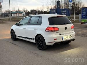 White Volkswagen Golf 2011 in Riga, with an engine capacity of 1.60 L and mileage of 298 thousand km for 2600 €, photo 5 on AUTOMOTO.COM.LV