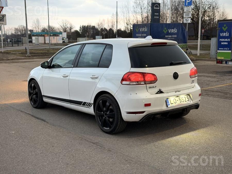 White Volkswagen Golf 2011 in Riga, with an engine capacity of 1.60 L and mileage of 298 thousand km for 2600 €, photo 5 on AUTOMOTO.COM.LV