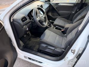White Volkswagen Golf 2011 in Riga, with an engine capacity of 1.60 L and mileage of 298 thousand km for 2600 €, photo 6 on AUTOMOTO.COM.LV