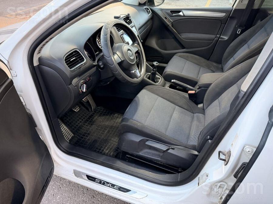 White Volkswagen Golf 2011 in Riga, with an engine capacity of 1.60 L and mileage of 298 thousand km for 2600 €, photo 6 on AUTOMOTO.COM.LV