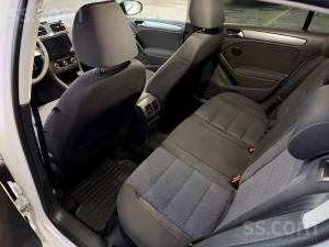 White Volkswagen Golf 2011 in Riga, with an engine capacity of 1.60 L and mileage of 298 thousand km for 2600 €, photo 7 on AUTOMOTO.COM.LV
