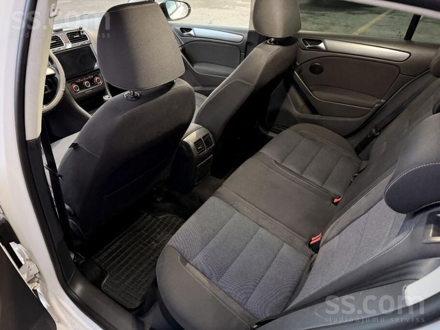 White Volkswagen Golf 2011 in Riga, with an engine capacity of 1.60 L and mileage of 298 thousand km for 2600 €, photo 7 on AUTOMOTO.COM.LV