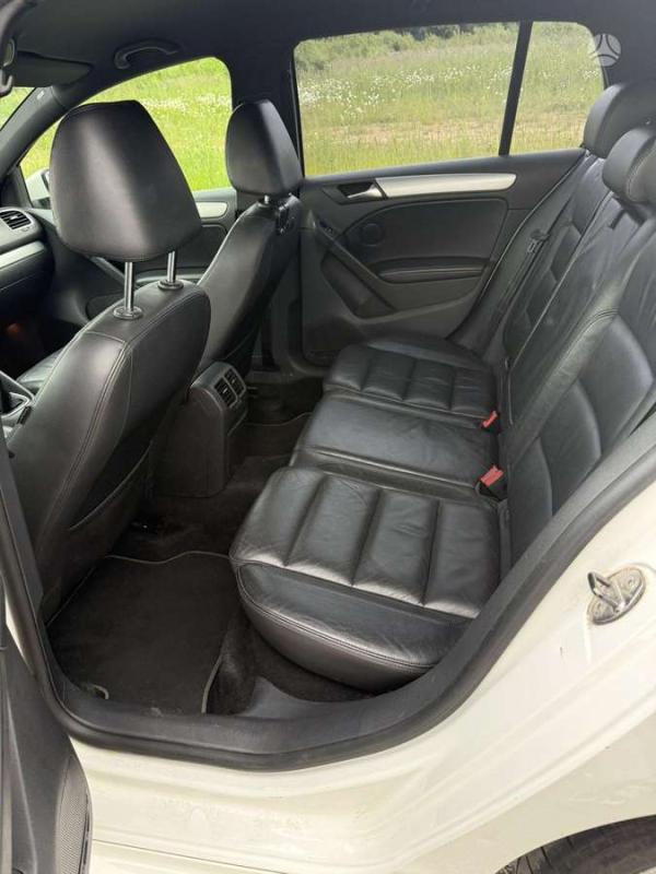 White Volkswagen Golf 2011 in Kaunas, with an engine capacity of 1.60 L and mileage of 246 thousand km for 5555 €, photo 7 on AUTOMOTO.COM.LV