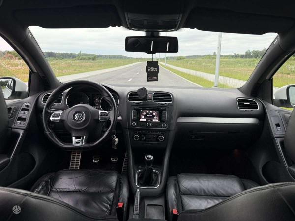 White Volkswagen Golf 2011 in Kaunas, with an engine capacity of 1.60 L and mileage of 246 thousand km for 5555 €, photo 9 on AUTOMOTO.COM.LV