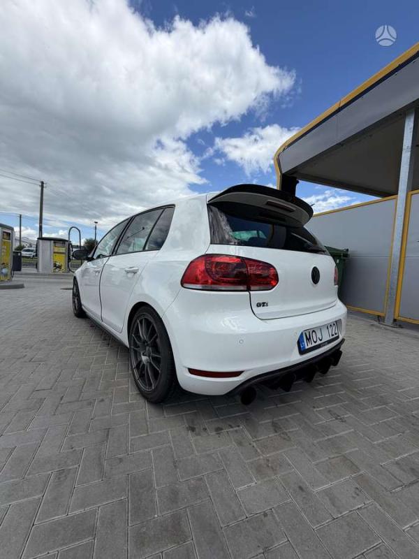 White Volkswagen Golf 2011 in Kaunas, with an engine capacity of 2.00 L and mileage of 249 thousand km for 7000 €, photo 3 on AUTOMOTO.COM.LV
