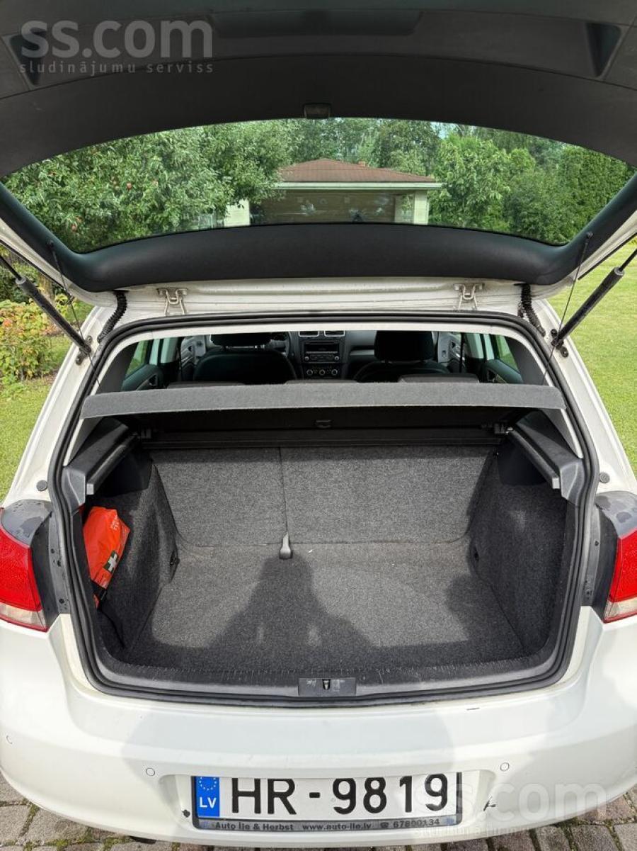 Balts Volkswagen Golf 2011 Rīga, ar dzinēja tilpumu 1.20 L un nobraukumu 186 tūkst. km par 2700 €, foto 12 vietnē AUTOMOTO.COM.LV