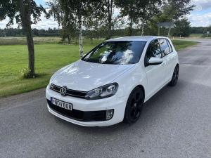 White Volkswagen Golf 2011 in Siauliai, with an engine capacity of 1.97 L and mileage of 238 thousand km for 6799 €, photo  on AUTOMOTO.COM.LV
