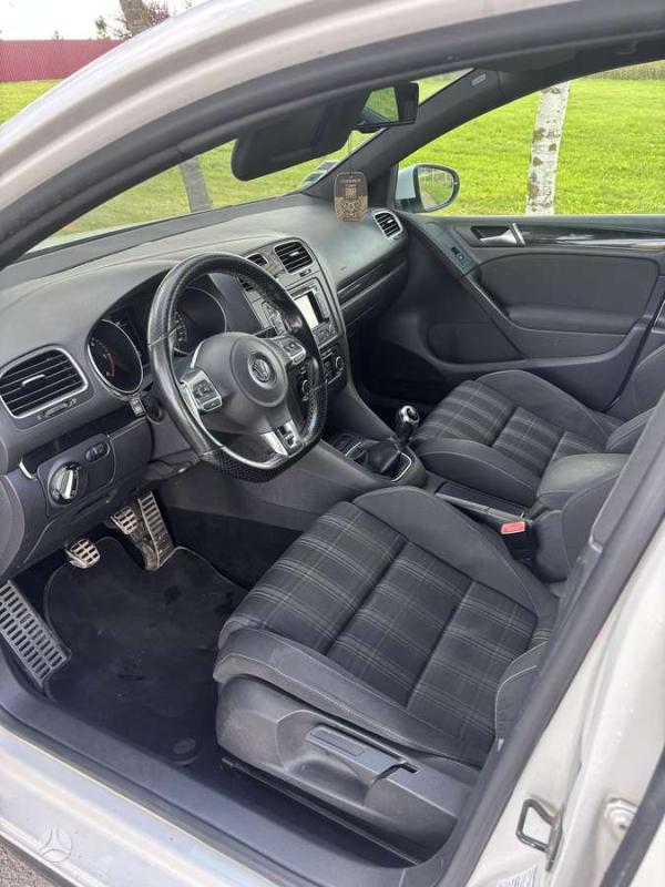 Volkswagen Golf 2011 Šauļi vietnē Balts Volkswagen Golf 2011 Šauļi, ar dzinēja tilpumu 1.97 L un nobraukumu 238 tūkst. km par 6799 €, foto 11 vietnē AUTOMOTO.COM.LV