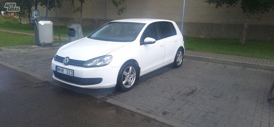 White Volkswagen Golf 2011 in Silute, with an engine capacity of 1.60 L and mileage of 302 thousand km for 5000 €, photo 1 on AUTOMOTO.COM.LV
