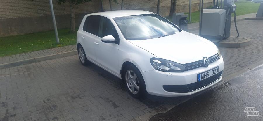 White Volkswagen Golf 2011 in Silute, with an engine capacity of 1.60 L and mileage of 302 thousand km for 5000 €, photo 3 on AUTOMOTO.COM.LV