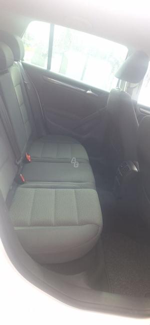 White Volkswagen Golf 2011 in Silute, with an engine capacity of 1.60 L and mileage of 302 thousand km for 5000 €, photo 5 on AUTOMOTO.COM.LV